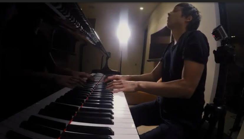 Housebound Thomas Yu plays “Bohemian Rhapsody” by ear on the piano ...